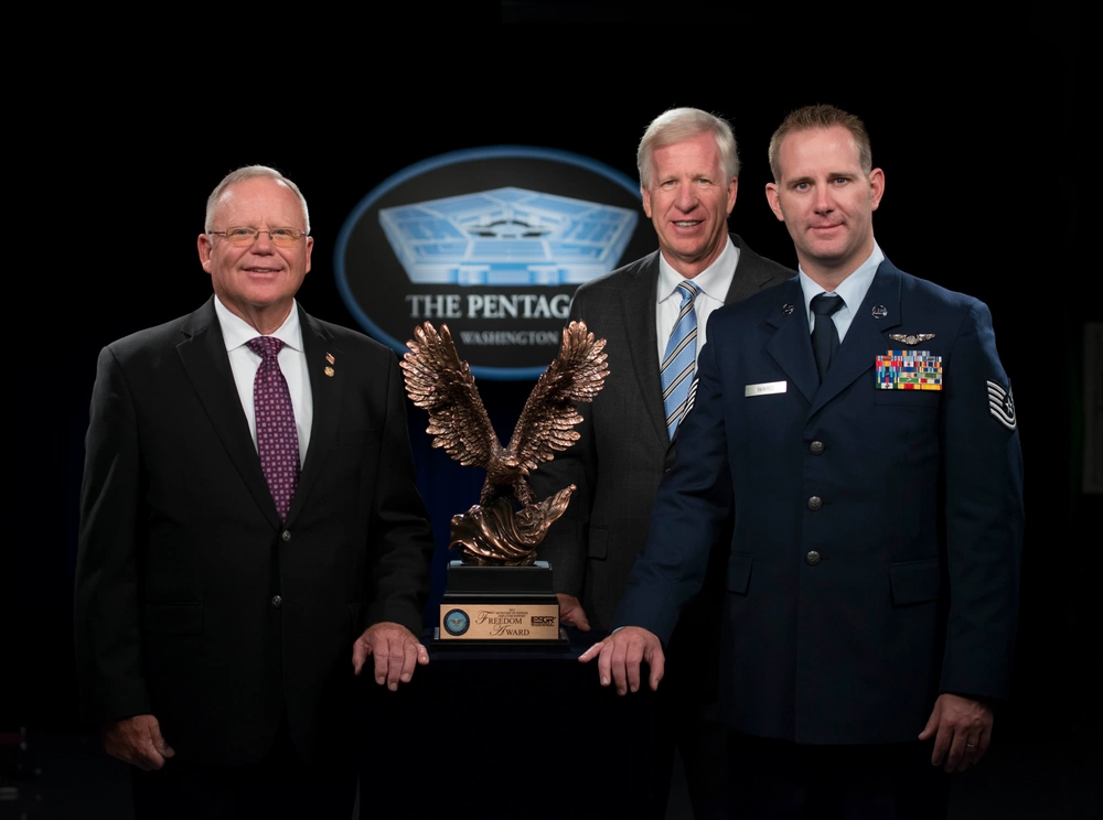 DVIDS - Images - 2015 Secretary of Defense Freedom Award [Image 11 of 72]