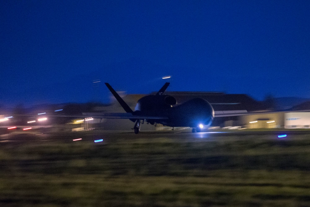 DVIDS - Images - Global Hawk arrives at Yokota [Image 2 of 6]