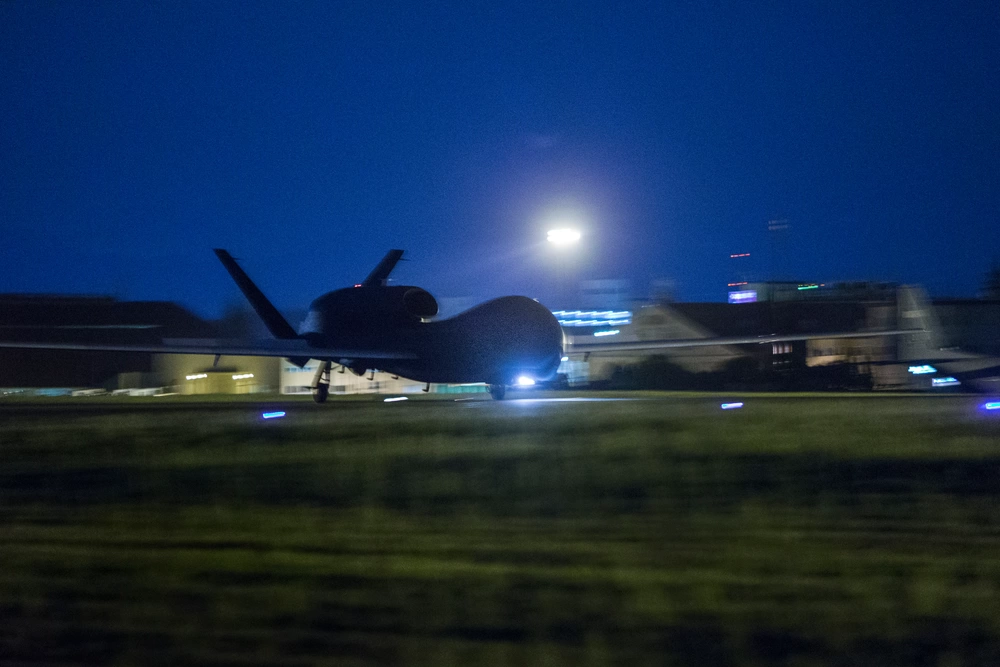 DVIDS - Images - Global Hawk arrives at Yokota [Image 3 of 6]