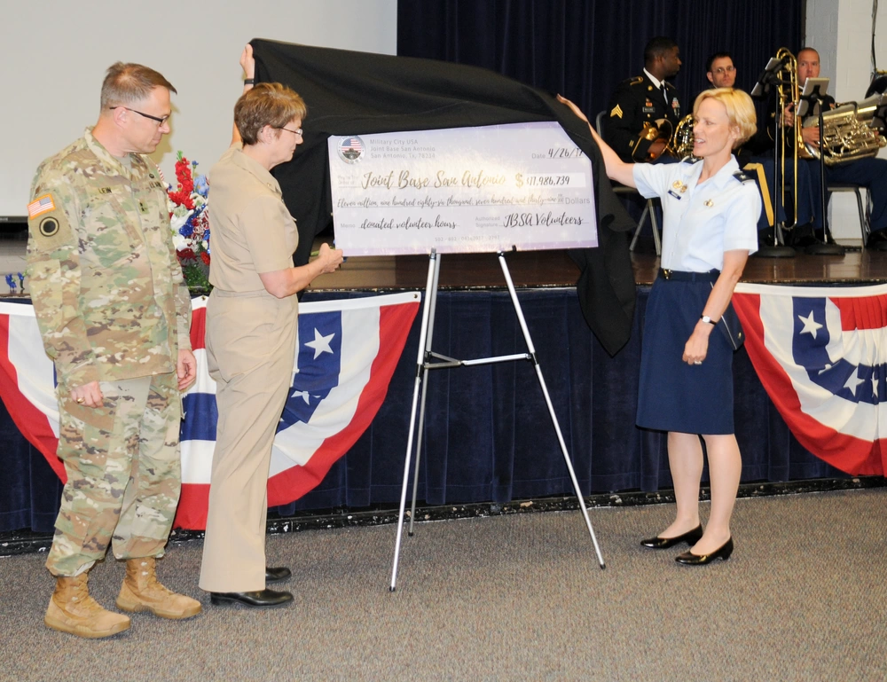 DVIDS - Images - Volunteer of the Year Awards [Image 2 of 3]