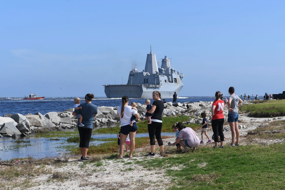 DVIDS - Images - USS New York departs NAVSTA Mayport to provide relief ...