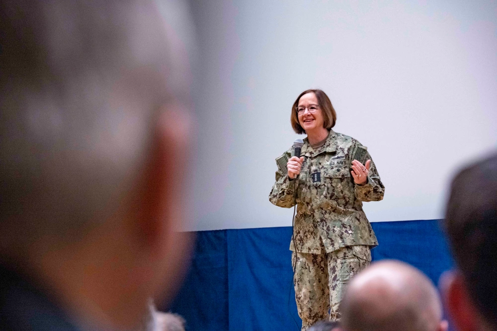 DVIDS - Images - CNO and MCPON visit Sailors in Naples [Image 4 of 10]