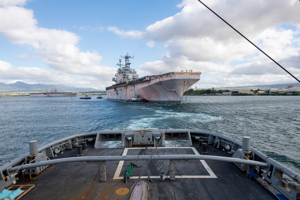DVIDS - Images - USNS Grasp tows USS Tarawa out to sea for SINKEX ...