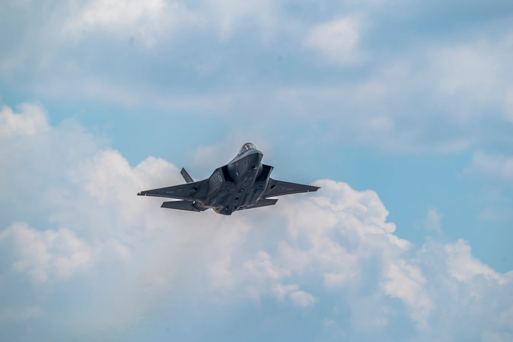 DVIDS - Images - RAAF F-35s execute vertical takeoffs, low-level flying ...
