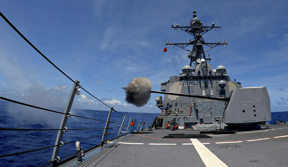 DVIDS - Images - USS Dewey (DDG 105) Conducts Live-Fire Exercise with 5 ...