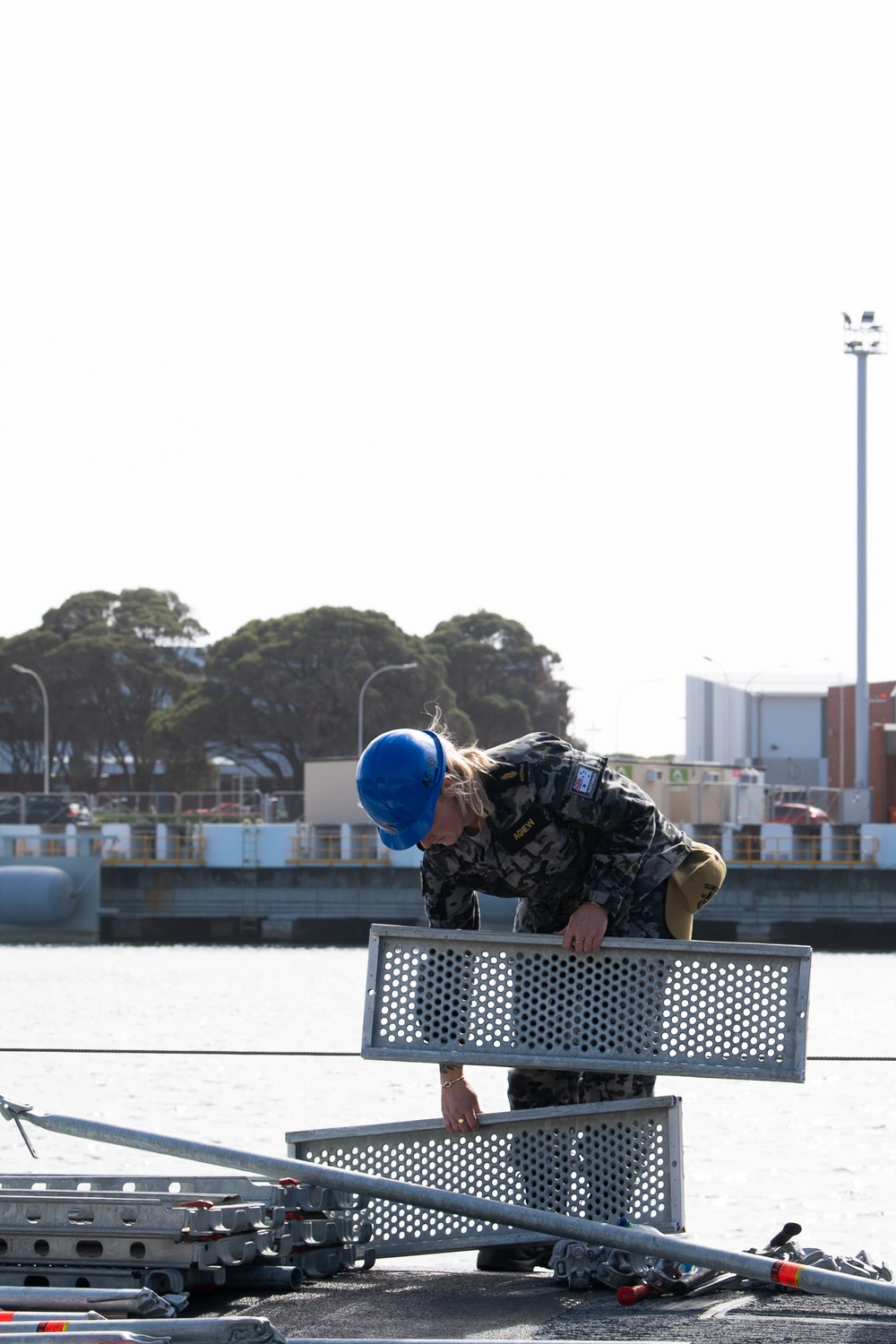 DVIDS - Images - Sailors Aboard USS Hawaii Build Scaffolding at HMAS ...