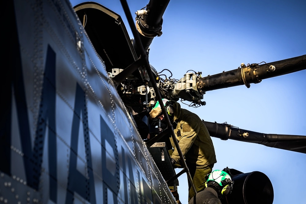 DVIDS - Images - Joint Forces collaborate in heavy-lift [Image 4 of 18]
