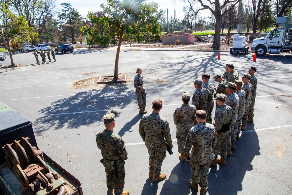 DVIDS - Images - 1ST MLG Marine Instructs Marines [Image 4 of 4]