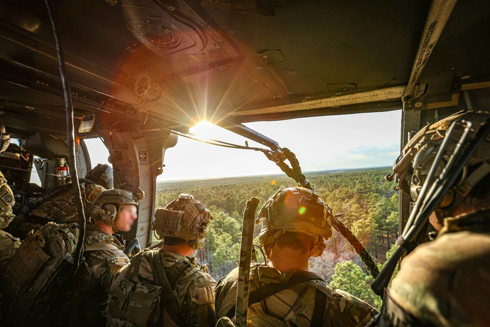 DVIDS - Images - 2-82 AHB collaborates with 3rd SFG in Fast-Roping ...