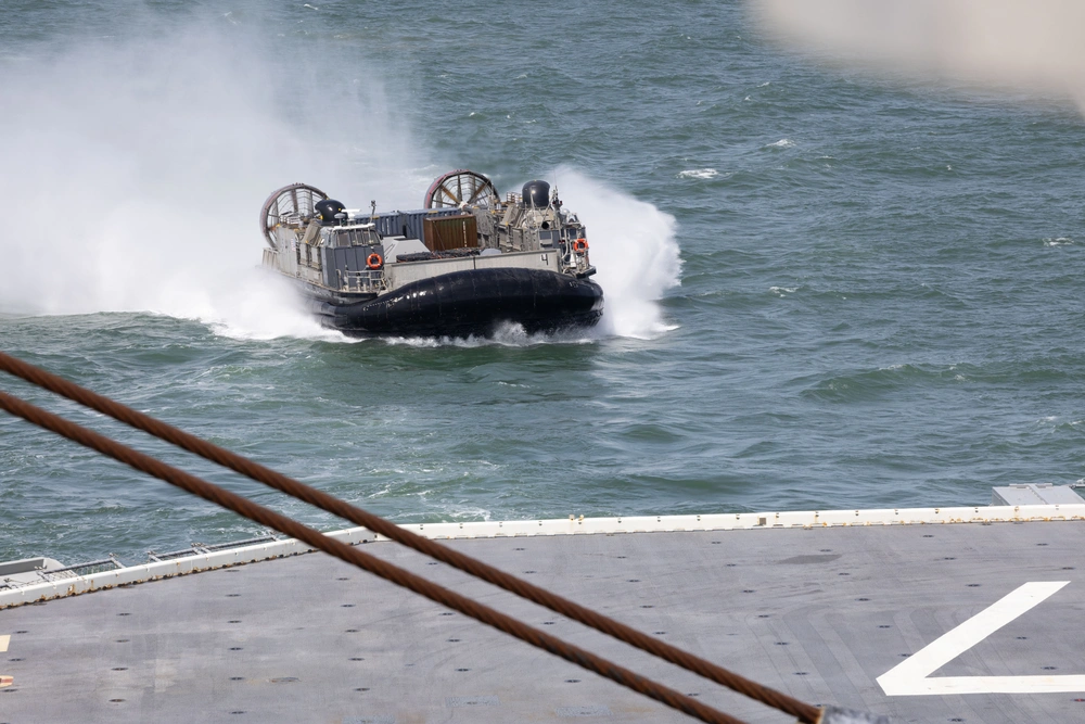 DVIDS - Images - LCACs Prepare to Dock on USS Iwo Jima [Image 6 of 8]