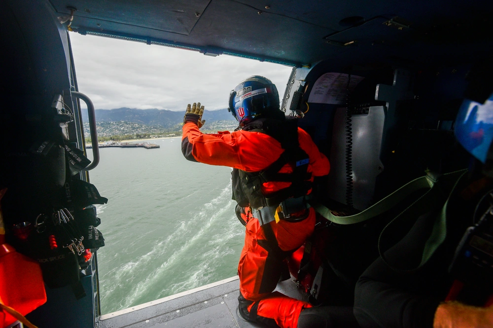 DVIDS - Images - Coast Guard Air Crew Demonstrates Life-Saving ...