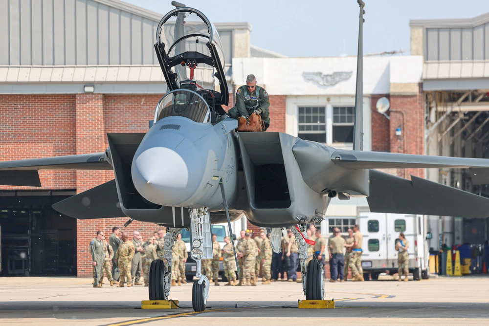 DVIDS - Images - F15EX visits Selfridge [Image 5 of 5]