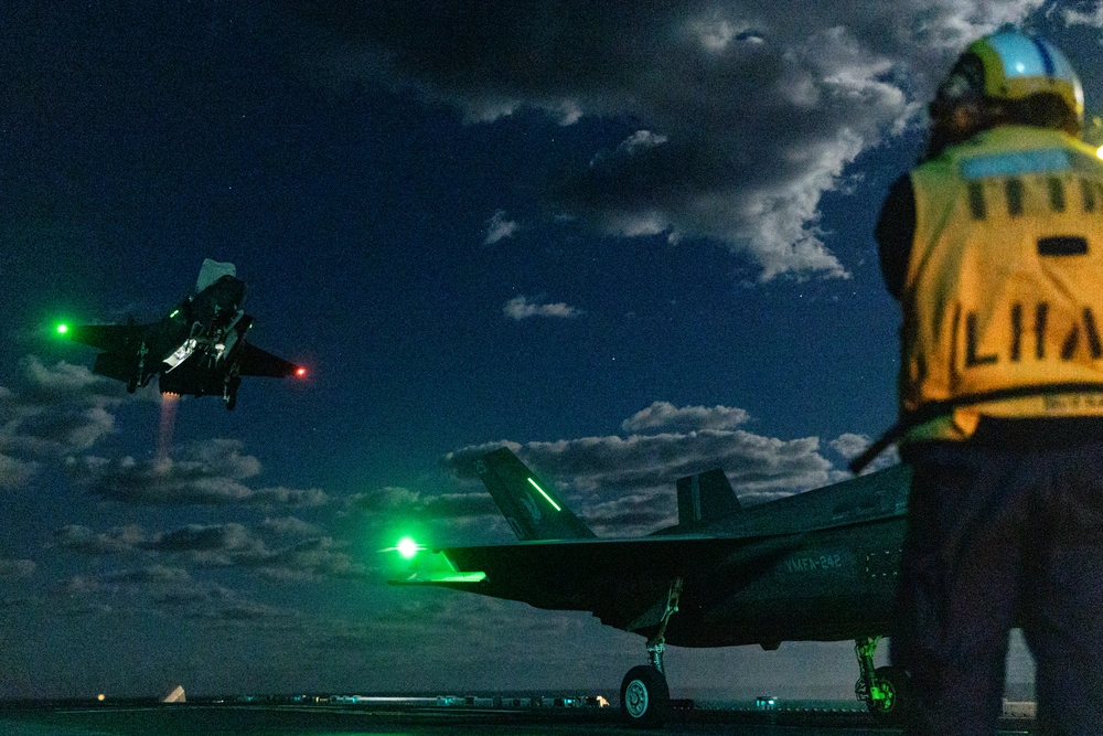 DVIDS - Images - 31st MEU | Night flight operations [Image 8 of 10]