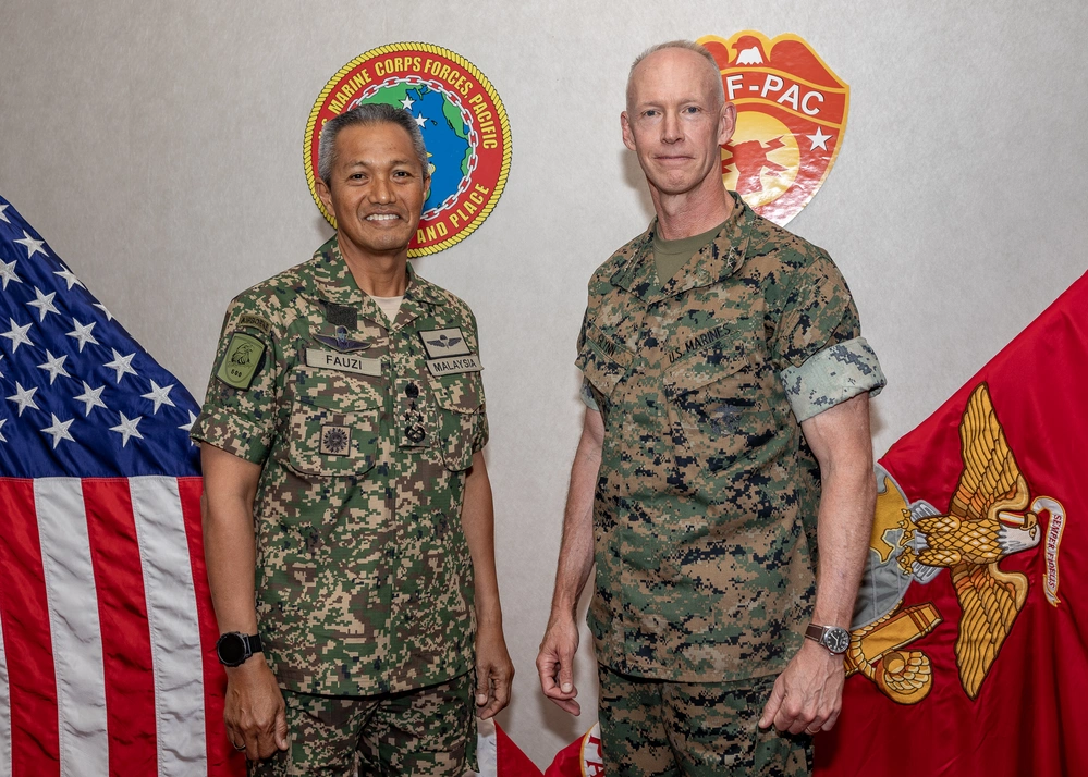 DVIDS - Images - COMMARFORPAC meets with Malaysian Army DV