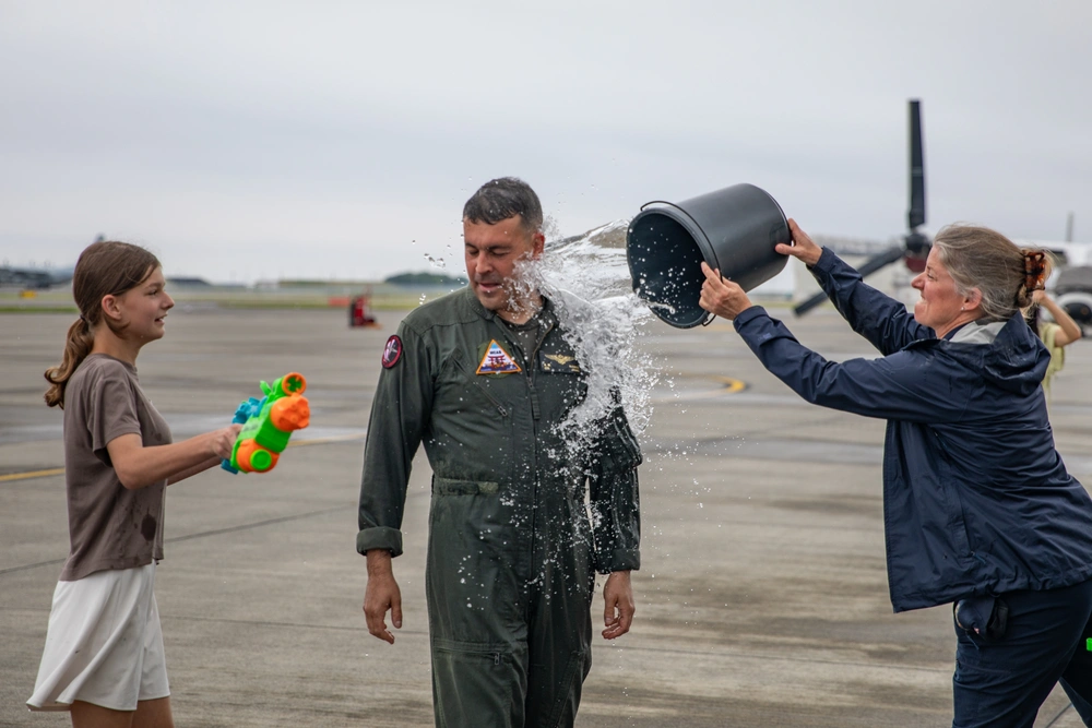 DVIDS - Images - MCAS Iwakuni CO conducts final flight [Image 6 of 12]