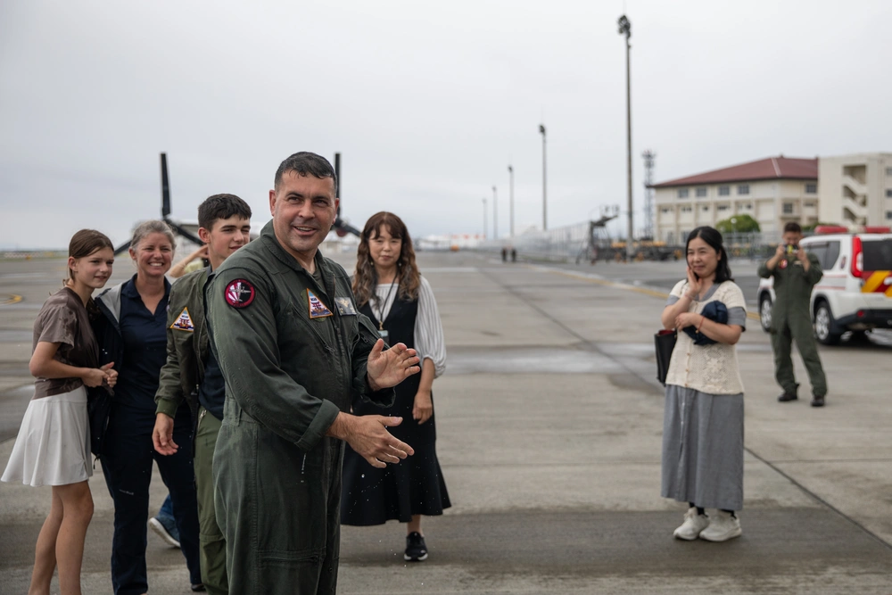 DVIDS - Images - MCAS Iwakuni CO conducts final flight [Image 9 of 12]