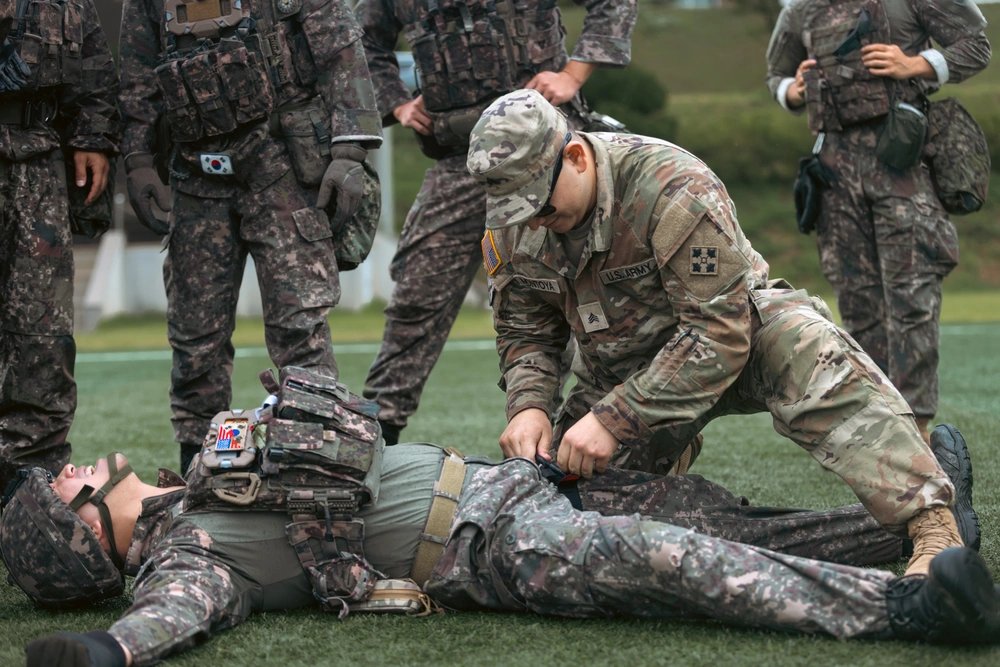 DVIDS - Images - U.S. Soldier Applies Tourniquet During Joint TCCC ...