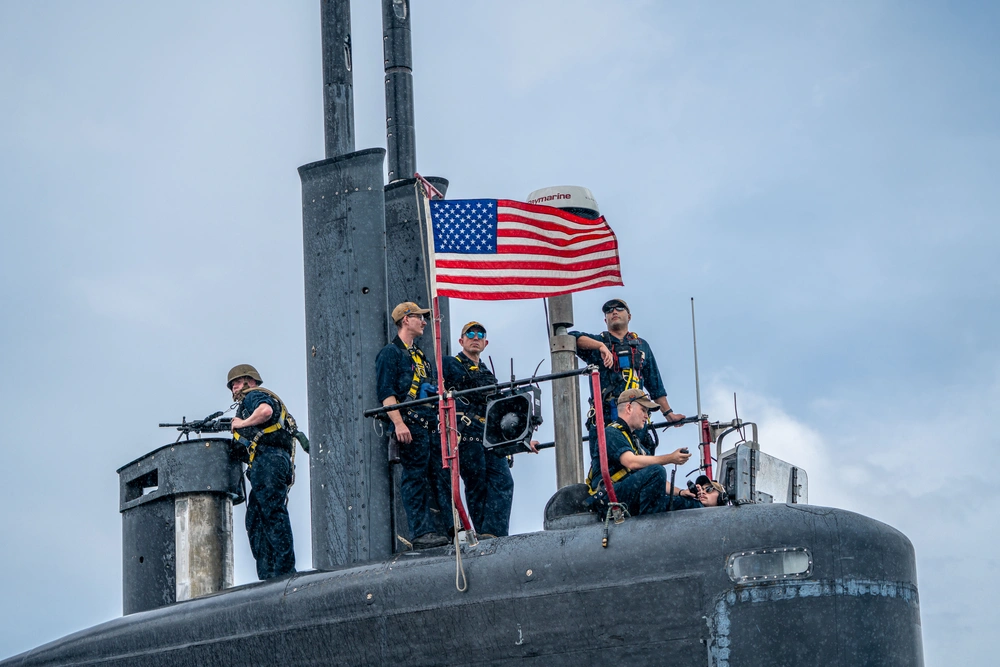 DVIDS - Images - USS Tucson (SSN 770) departs Guam [Image 3 of 3]