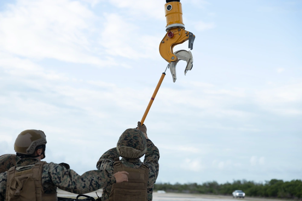 DVIDS - Images - U.S. Marines with HMH-461 and 2nd DSB execute external ...