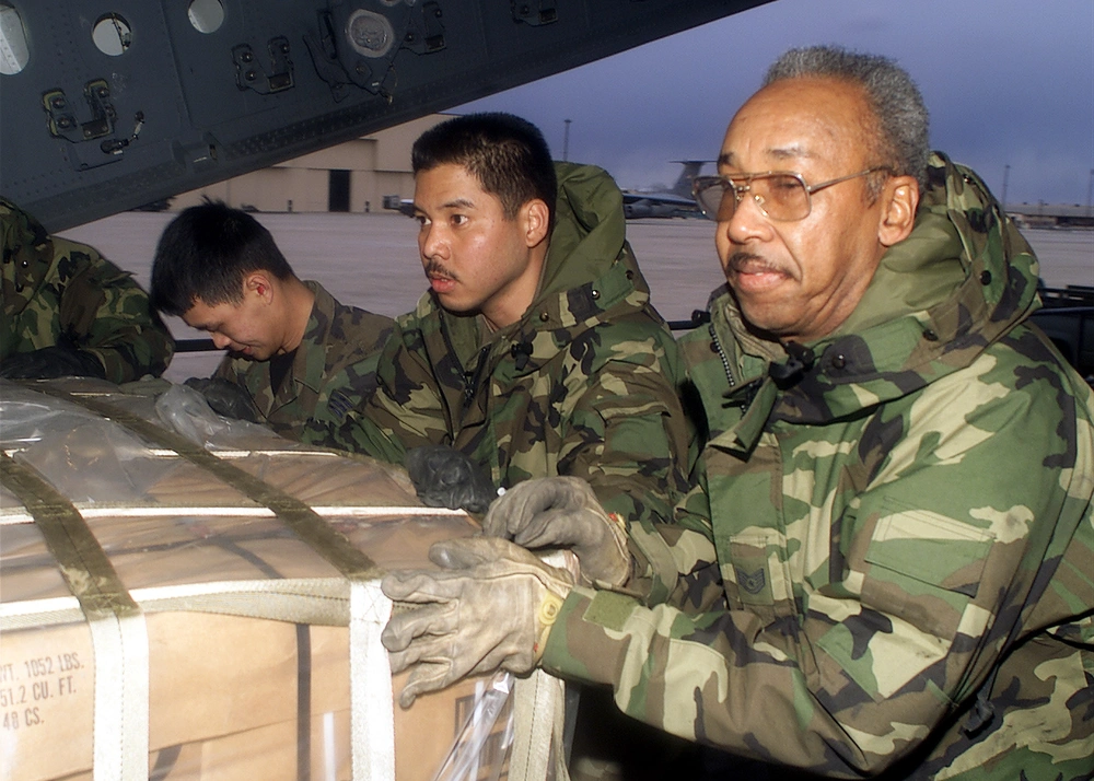 DVIDS - Images - Airmen push a pallet of cargo aboard a C-17 ...