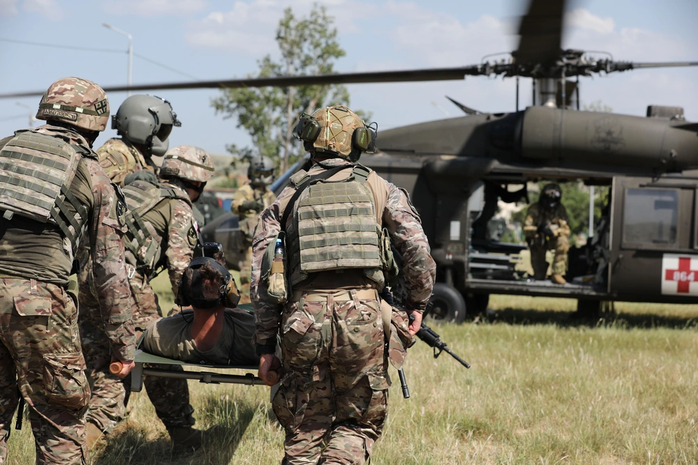 DVIDS - Images - Heading Towards the Aircraft [Image 4 of 6]