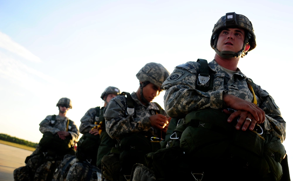 DVIDS - Images - U.S. Army soldiers walk onto a C-17 Globemaster III aircraft prior to a ...