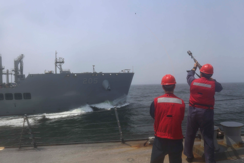 DVIDS - Images - USS FORREST SHERMAN (DDG 98) CONDUCTS RAS [Image 6 of 21]