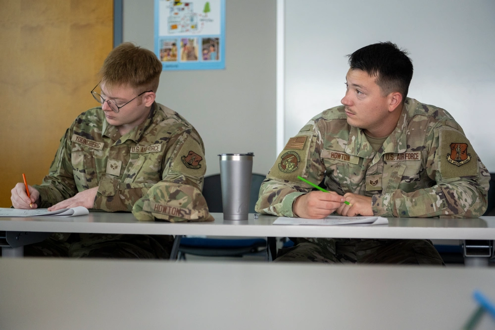 DVIDS - Images - Halvorsen 25k Cargo Loader Mobile Training Team [Image ...