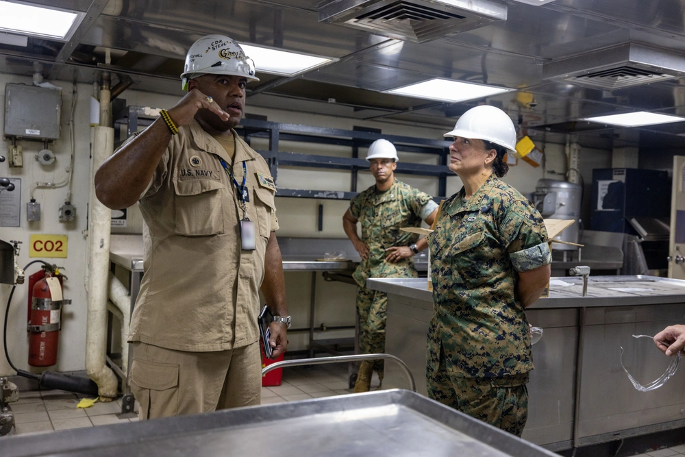 DVIDS - Images - MARFORCOM Commander visits USS CARTER HALL [Image 5 of 5]