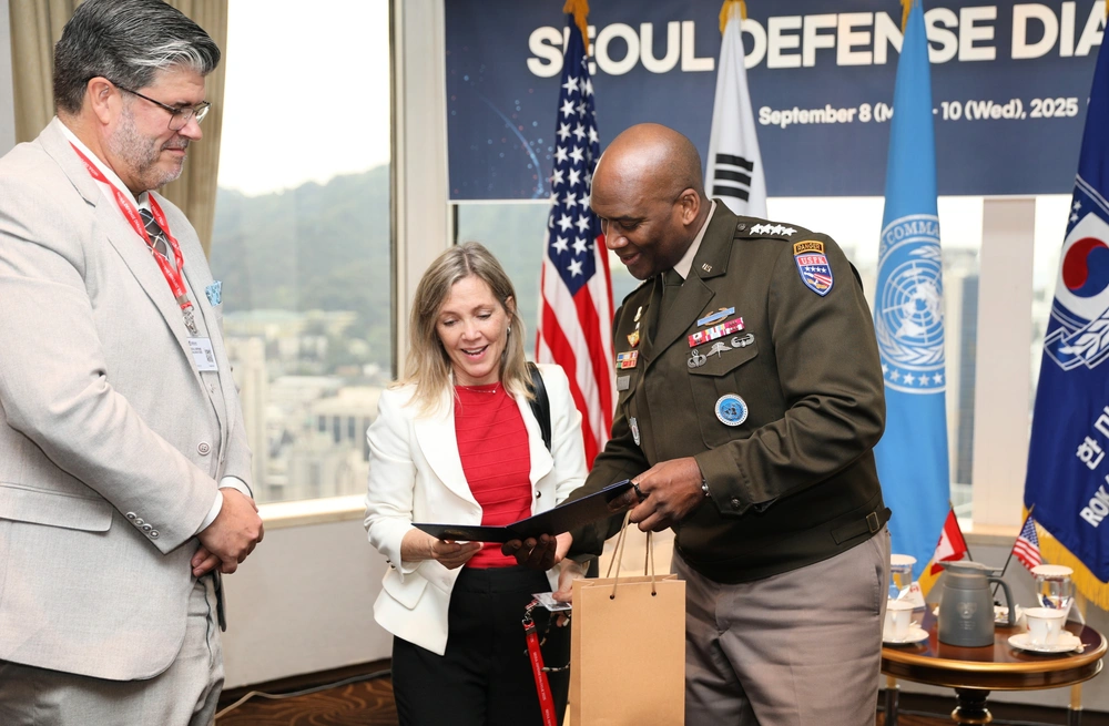 DVIDS - Images - Tri-Command Commander and Canada Deputy Minister ...