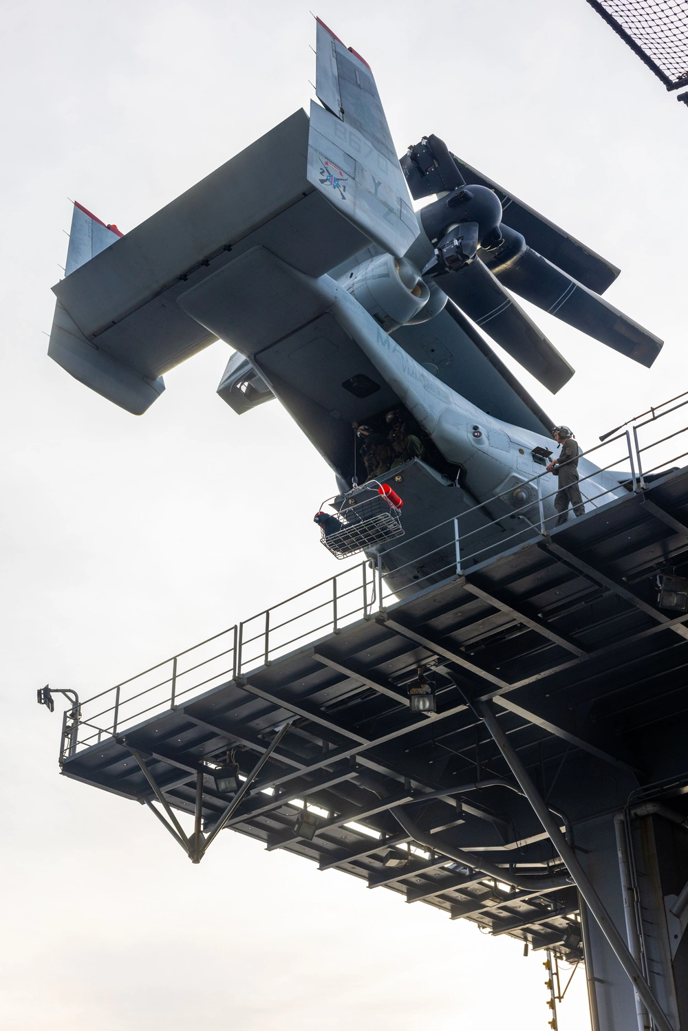 DVIDS - Images - MRF-D 25.3: VMM-363 conducts MV-22B hoist drills aboard the USS Miguel Keith ...