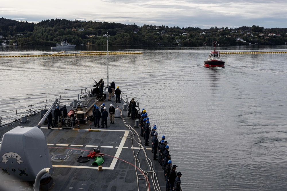DVIDS - Images - USS Mahan (DDG 72) Departs Bergen, Norway [Image 4 of 4]