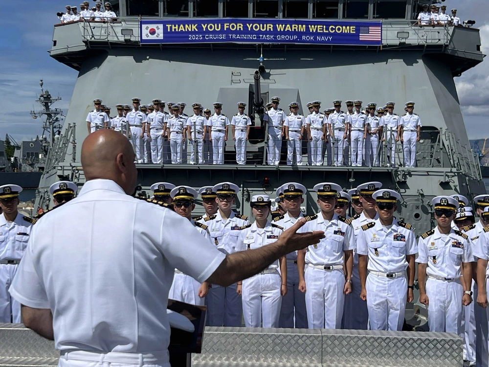 DVIDS - Images - JBPHH Commander Visits ROKS Hansando [Image 2 of 4]