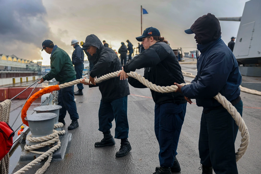 DVIDS - Images - USS Bulkeley (DDG 84) Sailors heave in a mooring line ...