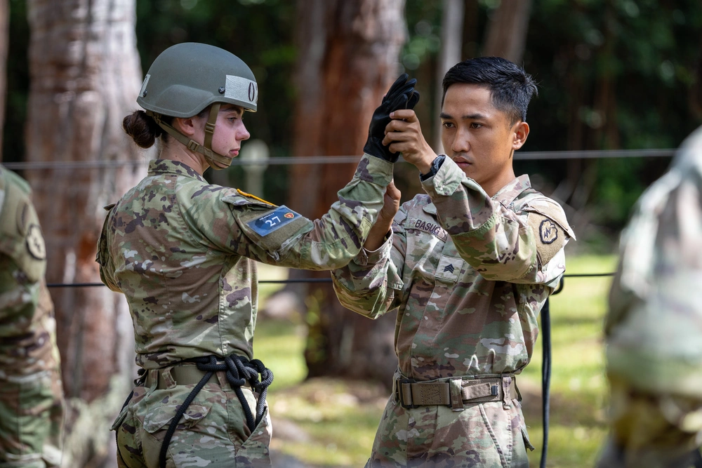 DVIDS - Images - 25th ID Lightning Academy Trains Students on Rappel ...