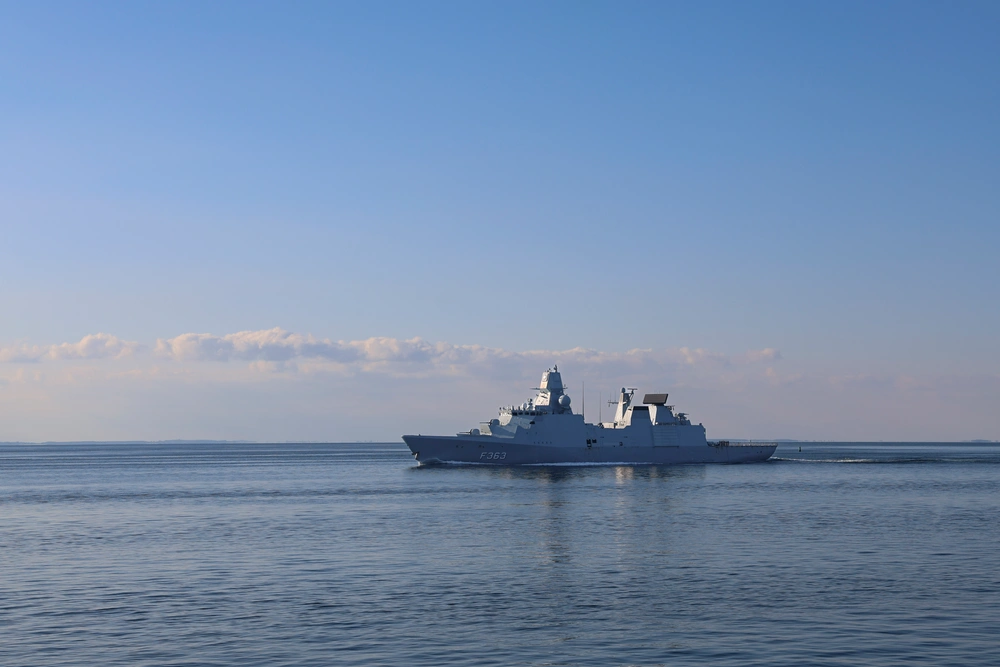 DVIDS - Images - USS Bulkeley (DDG 84) manuvers alongside the Royal ...