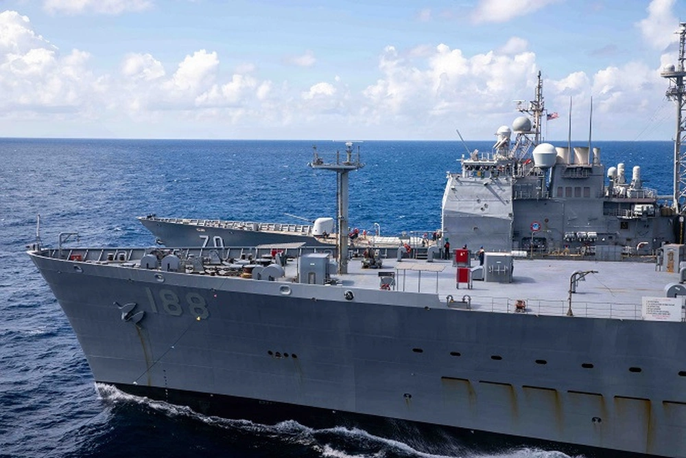 DVIDS - Images - USS Fort Lauderdale Conducts a Fueling-at-Sea with ...