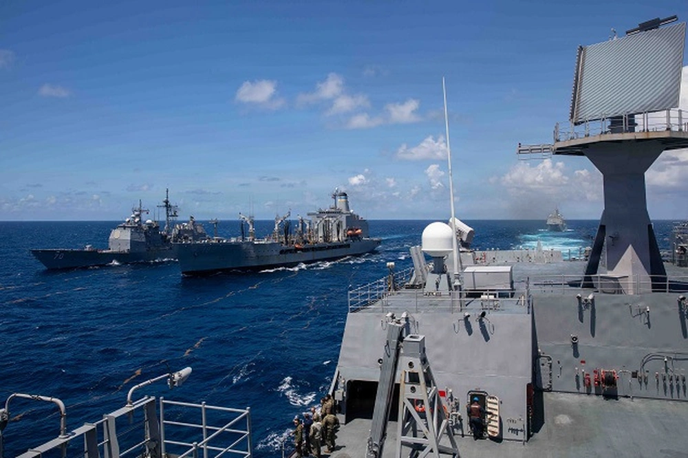 DVIDS - Images - USS Fort Lauderdale Conducts a Fueling-at-Sea with ...
