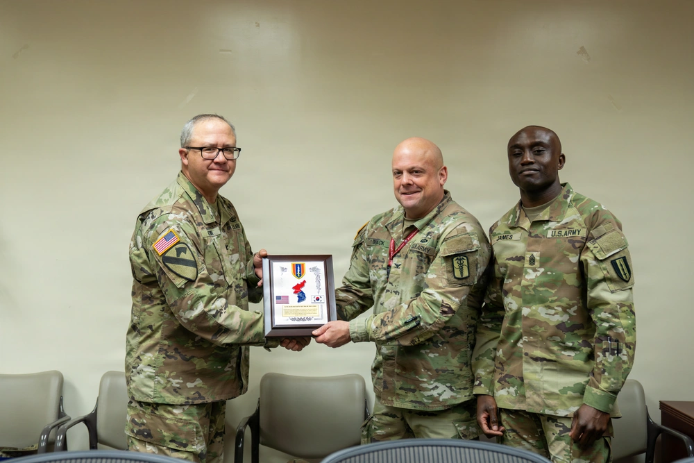 DVIDS - Images - 1st Signal Brigade Presents Plaque of Appreciation to Sgt. Shin Woo Kim Health ...