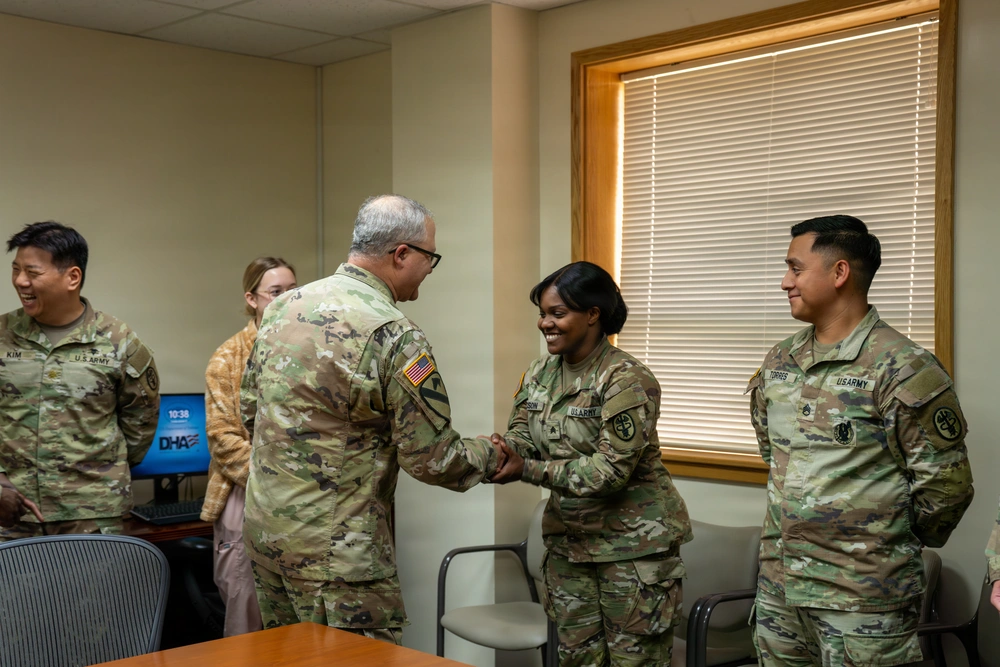 DVIDS - Images - 1st Signal Brigade Presents Plaque of Appreciation to Sgt. Shin Woo Kim Health ...