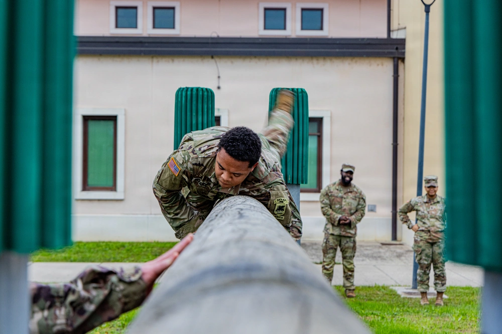DVIDS - Images - SETAF-AF Soldiers tackle obstacle course [Image 13 of 13]