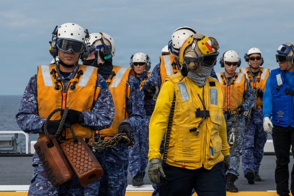 DVIDS - Images - U.S. Sailors and JMSDF members conduct flight ...