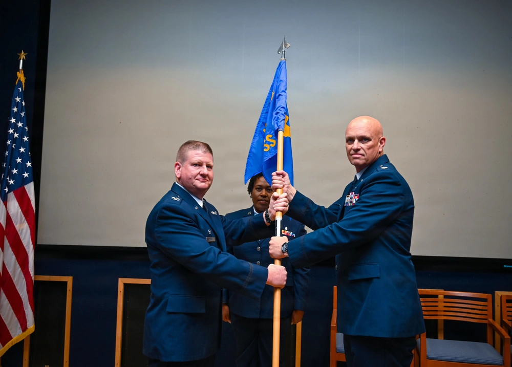 DVIDS - Images - Lt. Col. Lawrence Assumes [Image 4 of 6]