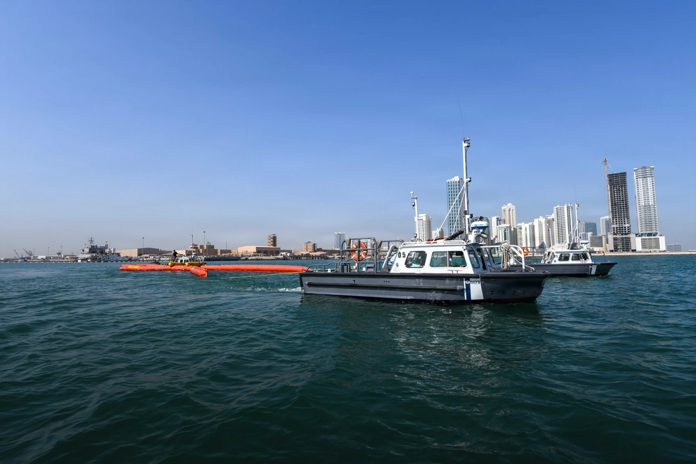 DVIDS - Images - NSA Bahrain Salvage and Pollution Drill [Image 8 of 8]