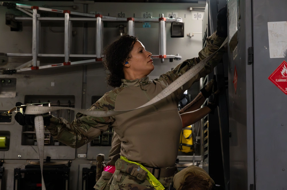 DVIDS - Images - 16th EAS conducts cargo mission within CENTCOM AOR [Image 14 of 17]