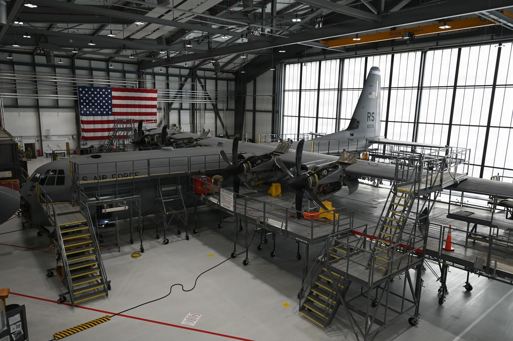 DVIDS - Images - Getting “Runway Ready” at Ramstein Air Base [Image 7 of 8]