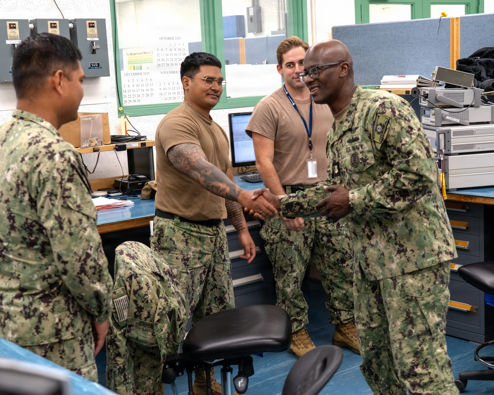 DVIDS - Images - FLTCM Davis visits PHNSY & IMF [Image 2 of 6]