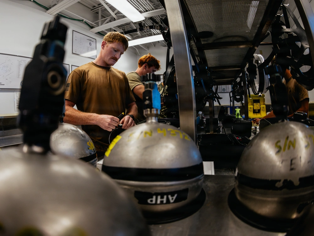 DVIDS - Images - Navy Divers and EOD Technicians Attend Maintenance Course [Image 2 of 6]