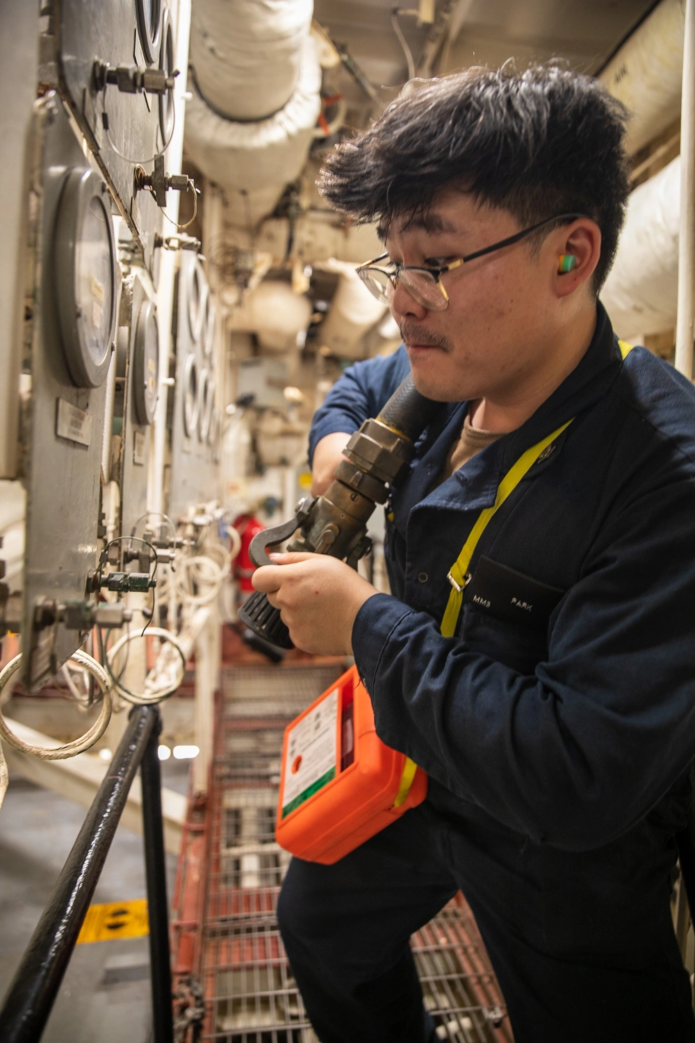 DVIDS - Images - USS Mitscher (DDG 57) Sailors conduct engineering ...