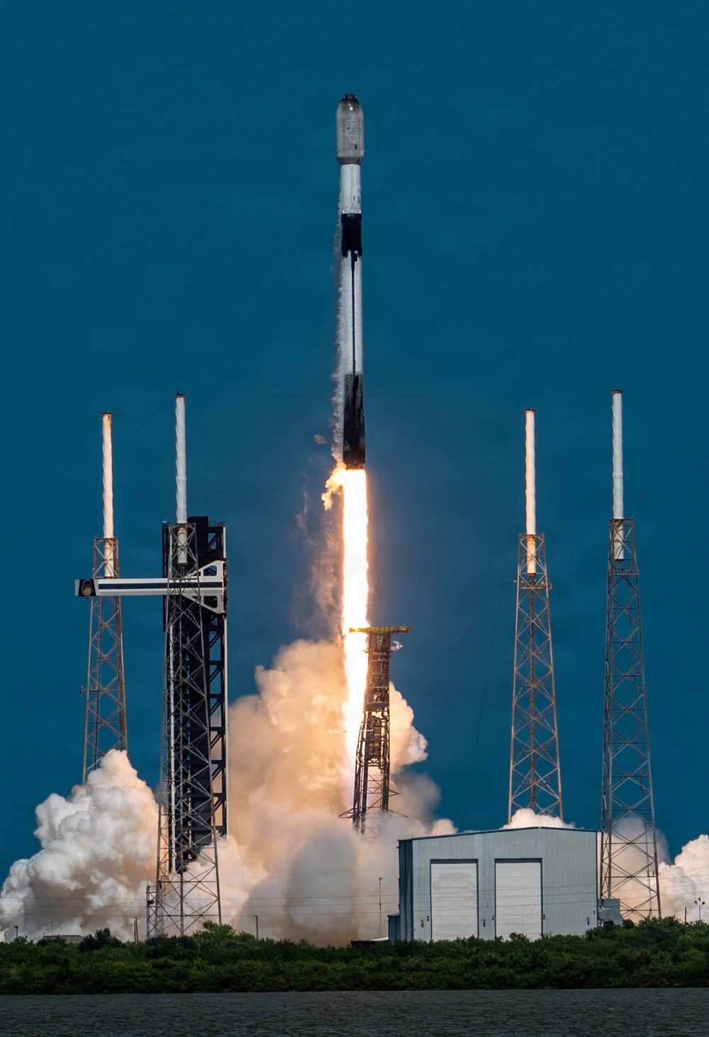 DVIDS - Images - Starlink 10-17 mission launches from CCSFS [Image 2 of 6]